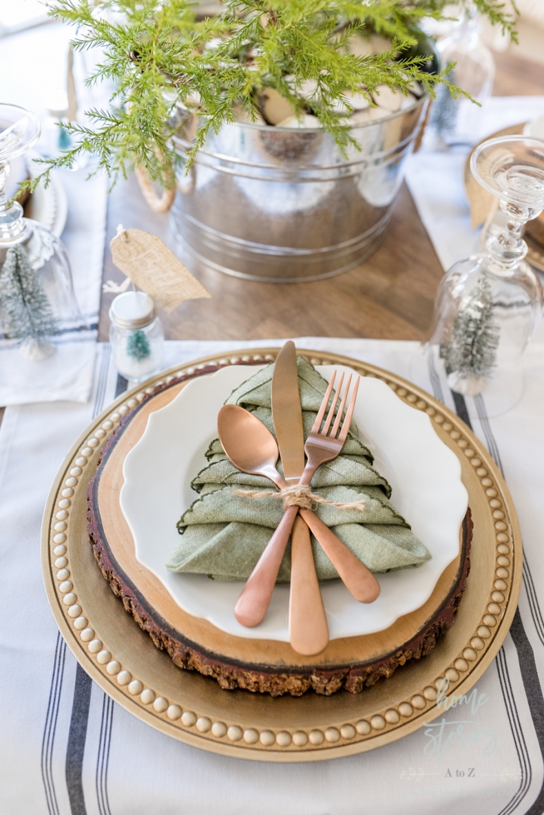 Simple Farmhouse Christmas Table: Tips on Creating an Adorable and ...