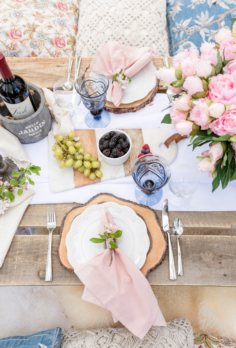 Pallet Table: Outdoor Bohemian Table Setting Tips {with video}