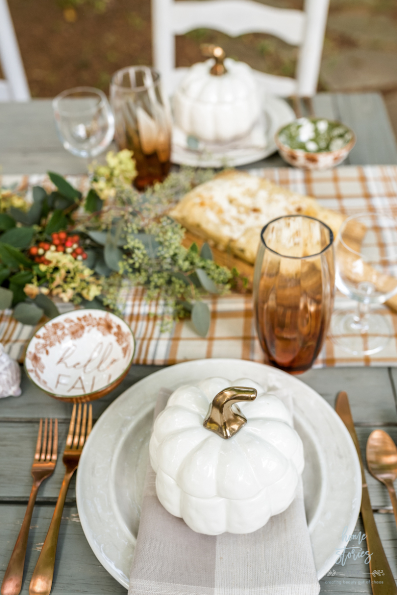 Effortlessly Beautiful Friendsgiving Outdoor Fall Table Setting