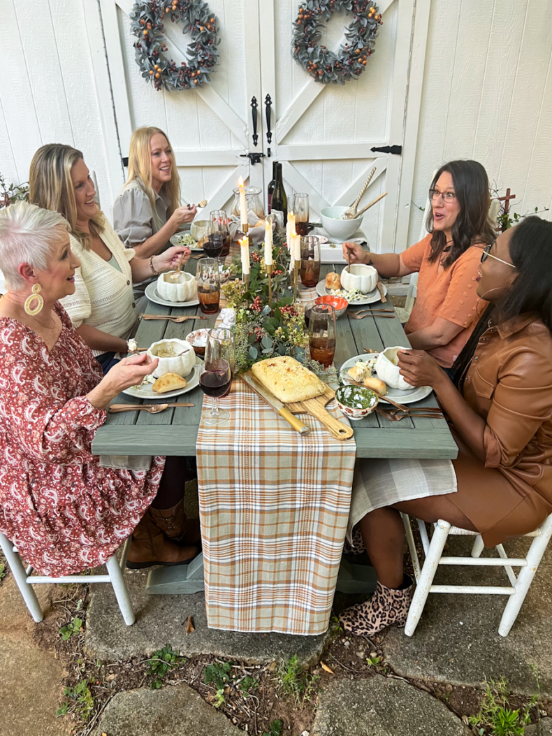Effortlessly Beautiful Friendsgiving Outdoor Fall Table Setting