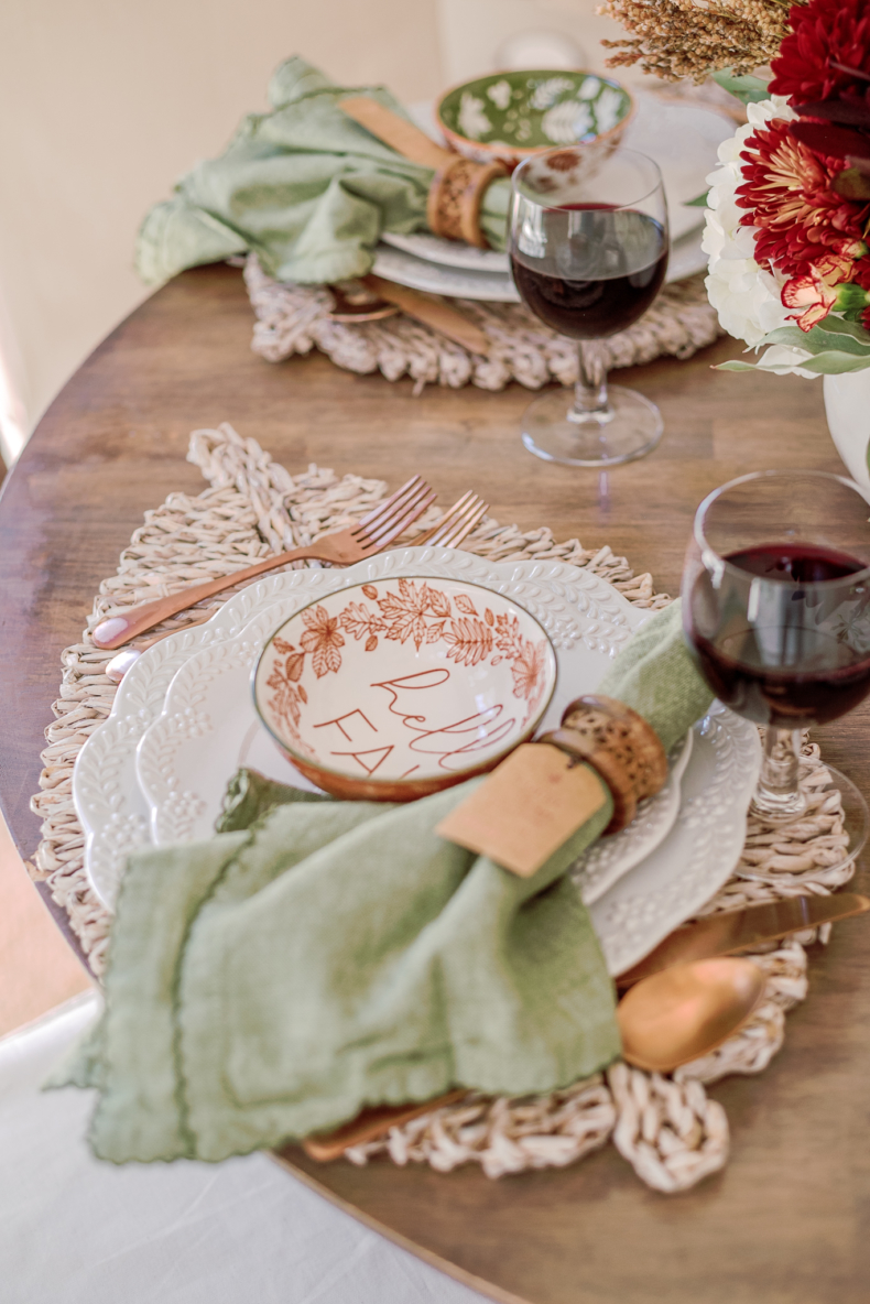 Intimate Elegance: Thanksgiving Table Setting Tips for Decorating Round ...